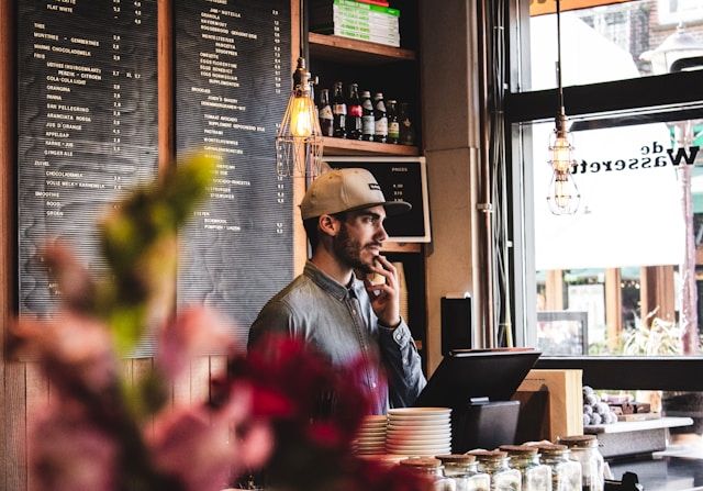 Travail en coupure restauration : défis, loi & solutions RH